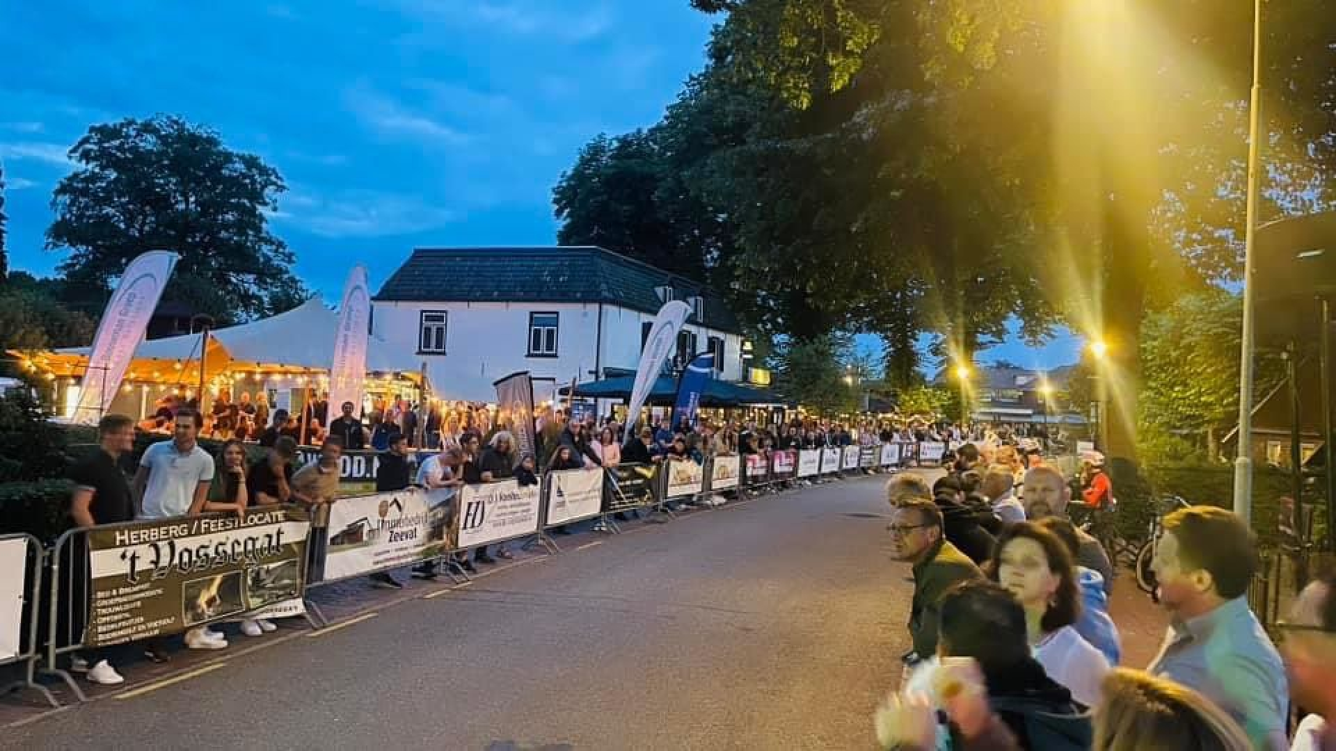 Veel toeschouwers tijdens de 32ste wielerronde in Elspeet - Elspeet.nu
